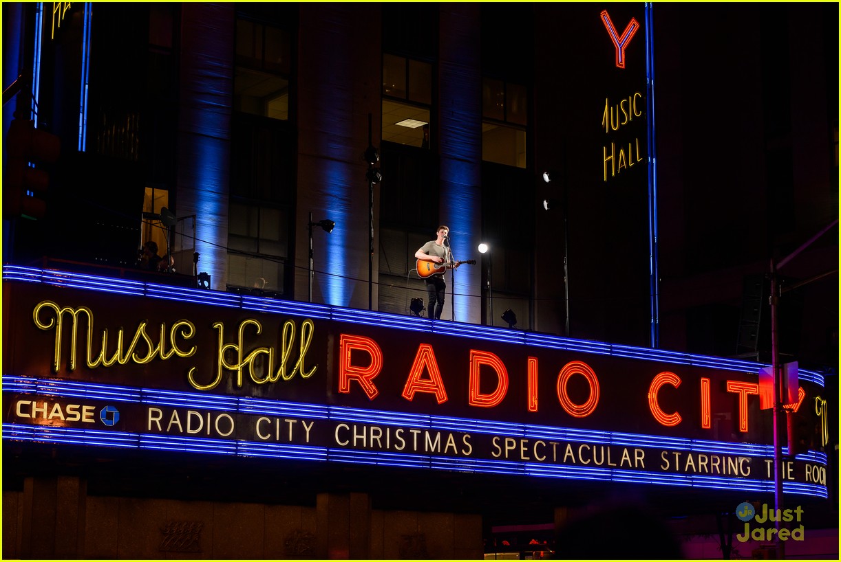Shawn Mendes Plays Pop Up Show On Top of Radio City's Marquee For ...