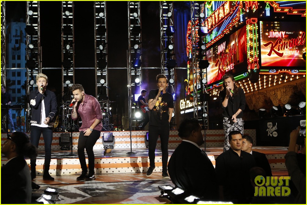 One Direction Perform Five Songs & Shut Down Hollywood Boulevard For ...
