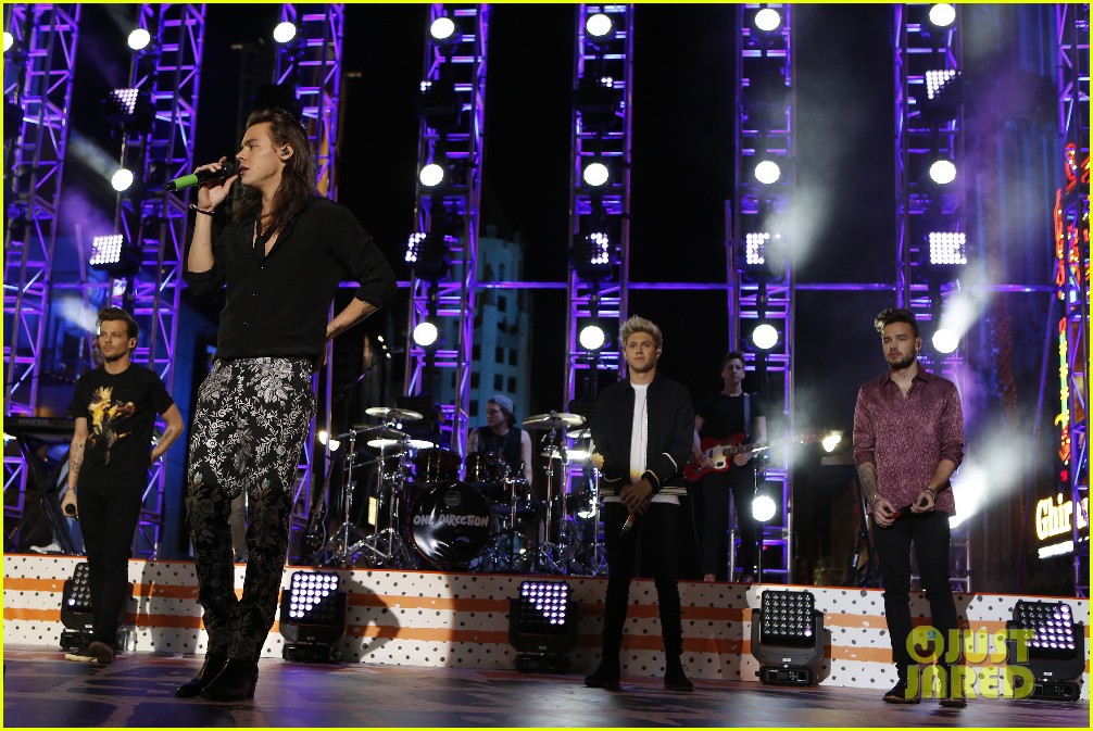 One Direction Perform Five Songs & Shut Down Hollywood Boulevard For ...