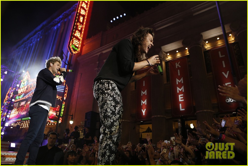 One Direction Perform Five Songs & Shut Down Hollywood Boulevard For ...