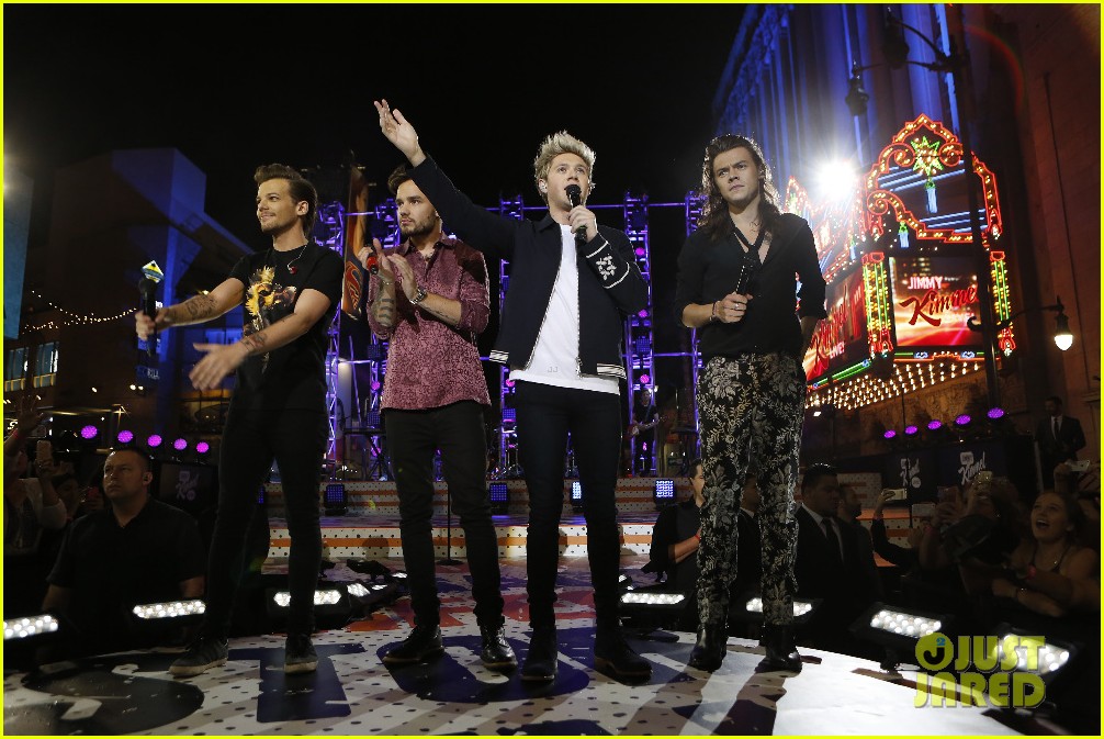 One Direction Perform Five Songs & Shut Down Hollywood Boulevard For ...