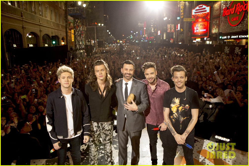 One Direction Perform Five Songs & Shut Down Hollywood Boulevard For ...