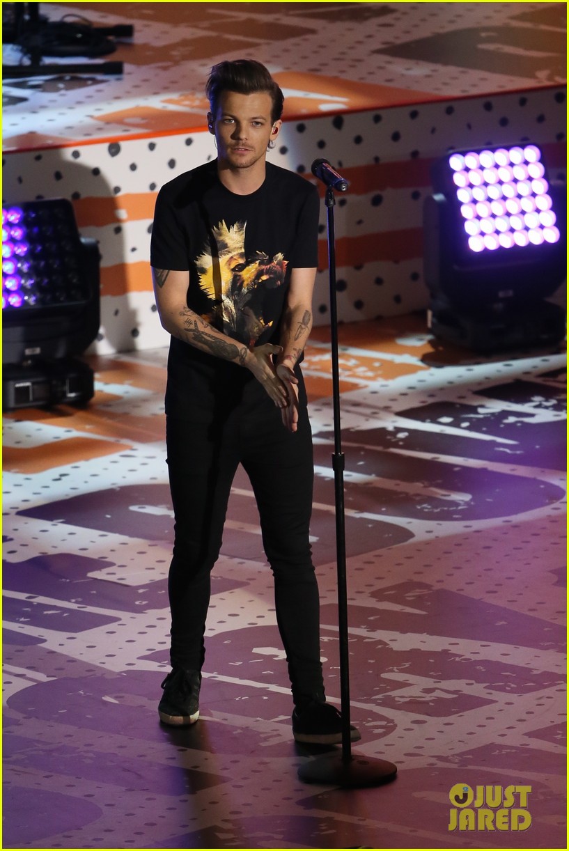 One Direction Perform Five Songs & Shut Down Hollywood Boulevard For ...