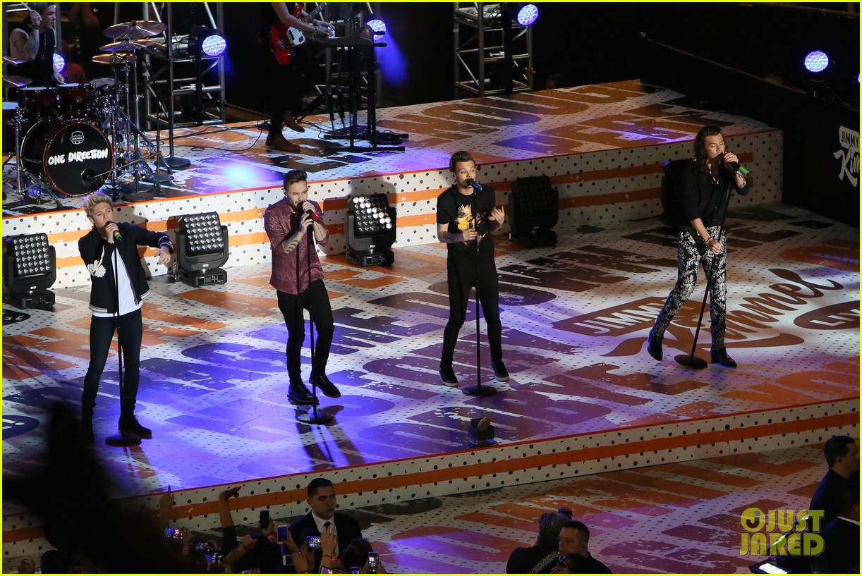 One Direction Perform Five Songs & Shut Down Hollywood Boulevard For ...