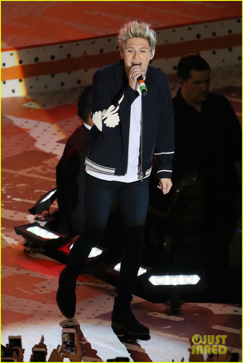 One Direction Perform Five Songs & Shut Down Hollywood Boulevard For ...
