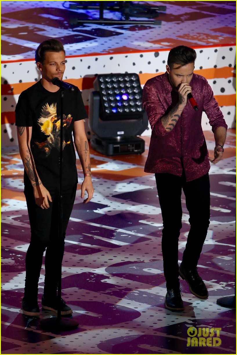 One Direction Perform Five Songs & Shut Down Hollywood Boulevard For ...
