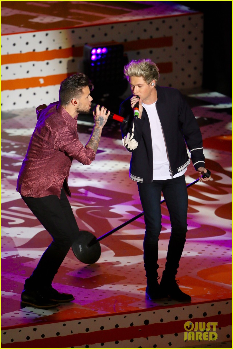 One Direction Perform Five Songs & Shut Down Hollywood Boulevard For ...
