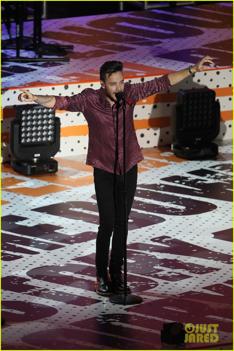 One Direction Perform Five Songs & Shut Down Hollywood Boulevard For ...