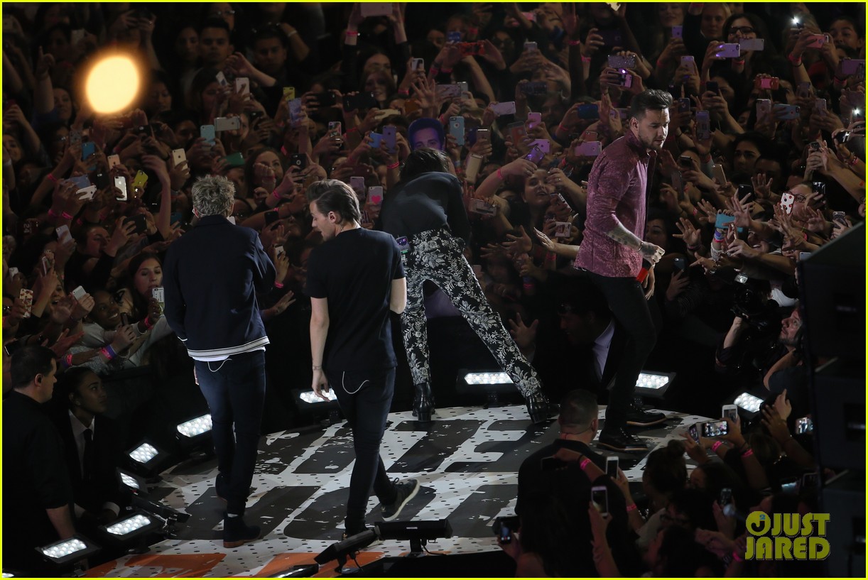 One Direction Perform Five Songs & Shut Down Hollywood Boulevard For ...