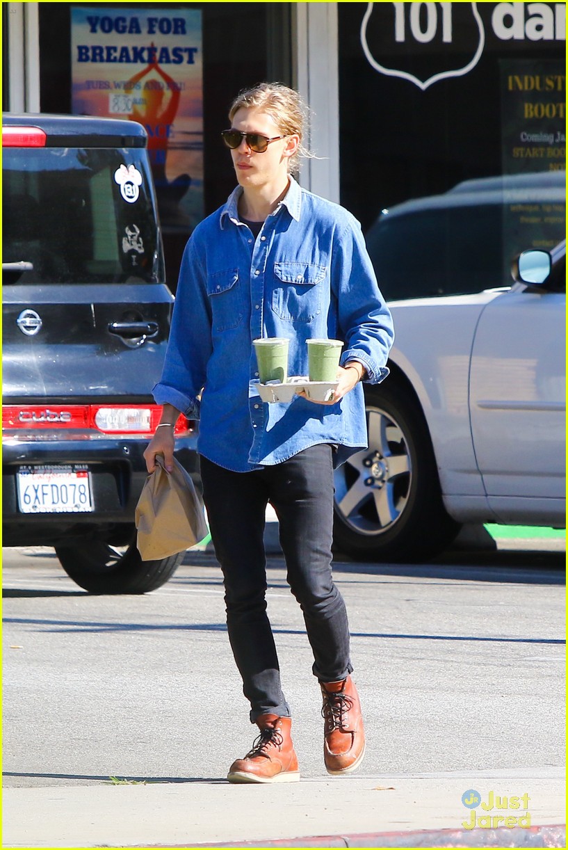 Full Sized Photo of austin butler shannara filming human elves new vid ...