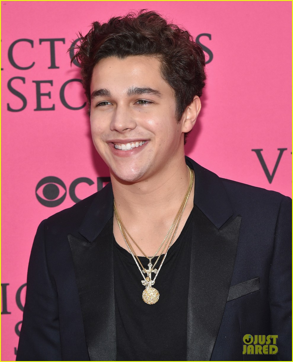 Austin Mahone & Darren Criss Check out the Victoria's Secret Fashion ...