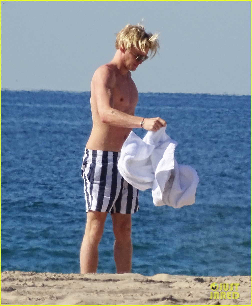 Cody Simpson Shows Off His Muscles & New Ride | Photo 899263 - Photo ...