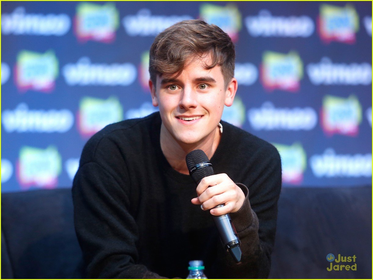 Connor Franta Reflects On Coming Out After Almost A Year | Photo 887901 ...