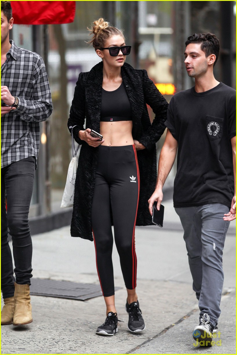 Gigi Hadid Wears Bright Blue Wig on 'Vogue Italia' November Cover - See ...