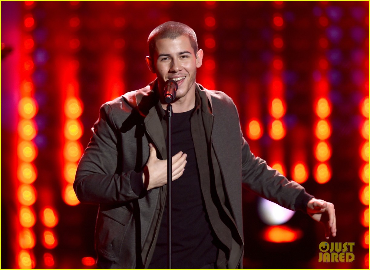 Nick Jonas Performs at AMAs 2015 - Watch His Performance Video! | Photo ...