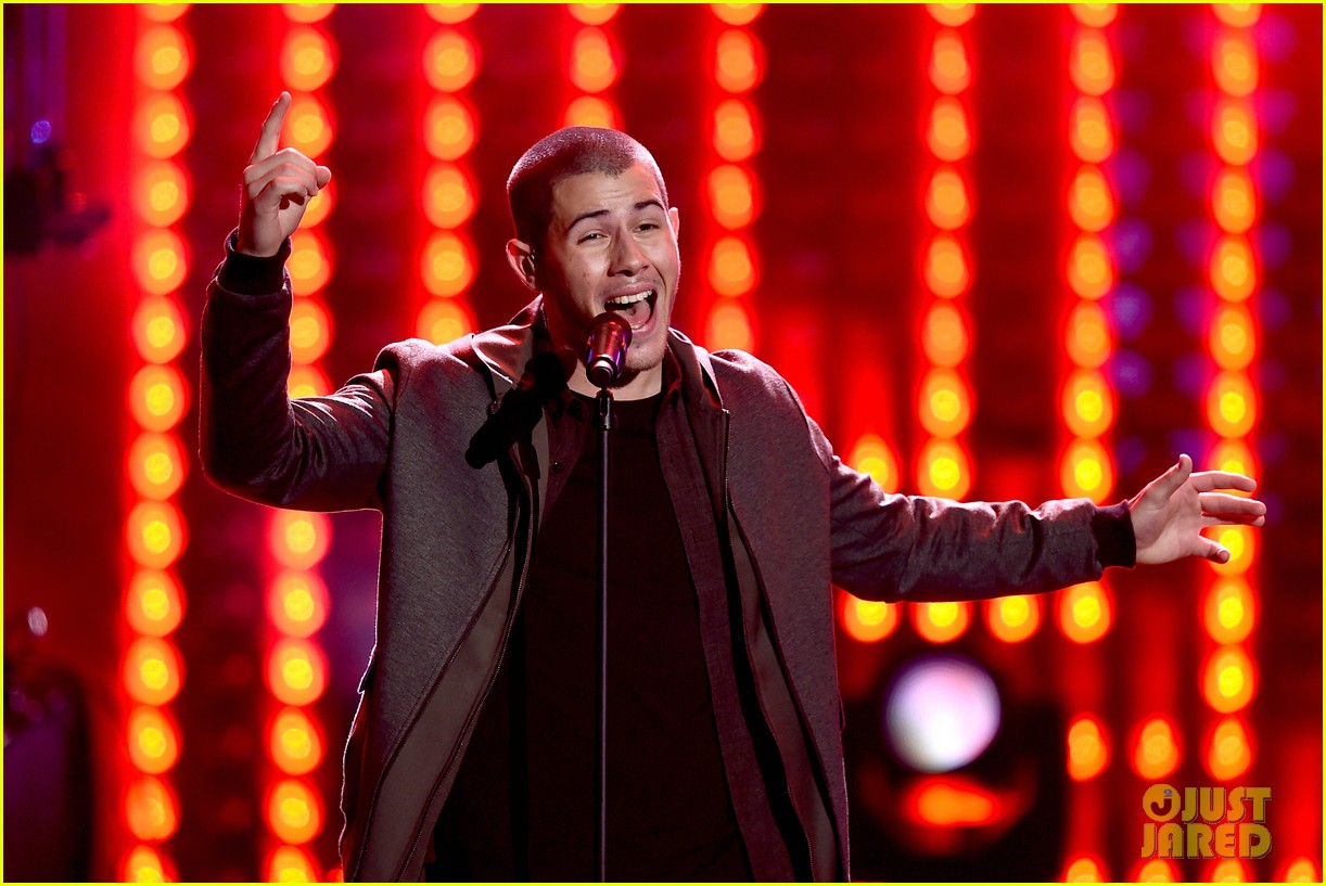 Nick Jonas Performs at AMAs 2015 - Watch His Performance Video! | Photo ...