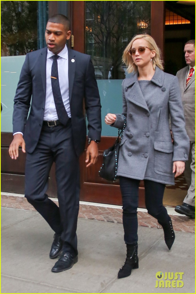 Full Sized Photo of jennifer lawrence wore the craziest outfit ever on ...