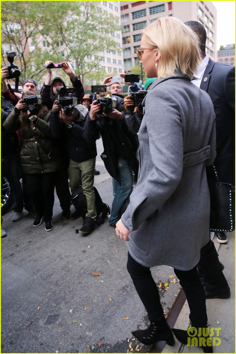 Jennifer Lawrence Wears a Crazy Dress with Rainbow Sleeves on 'Fallon ...