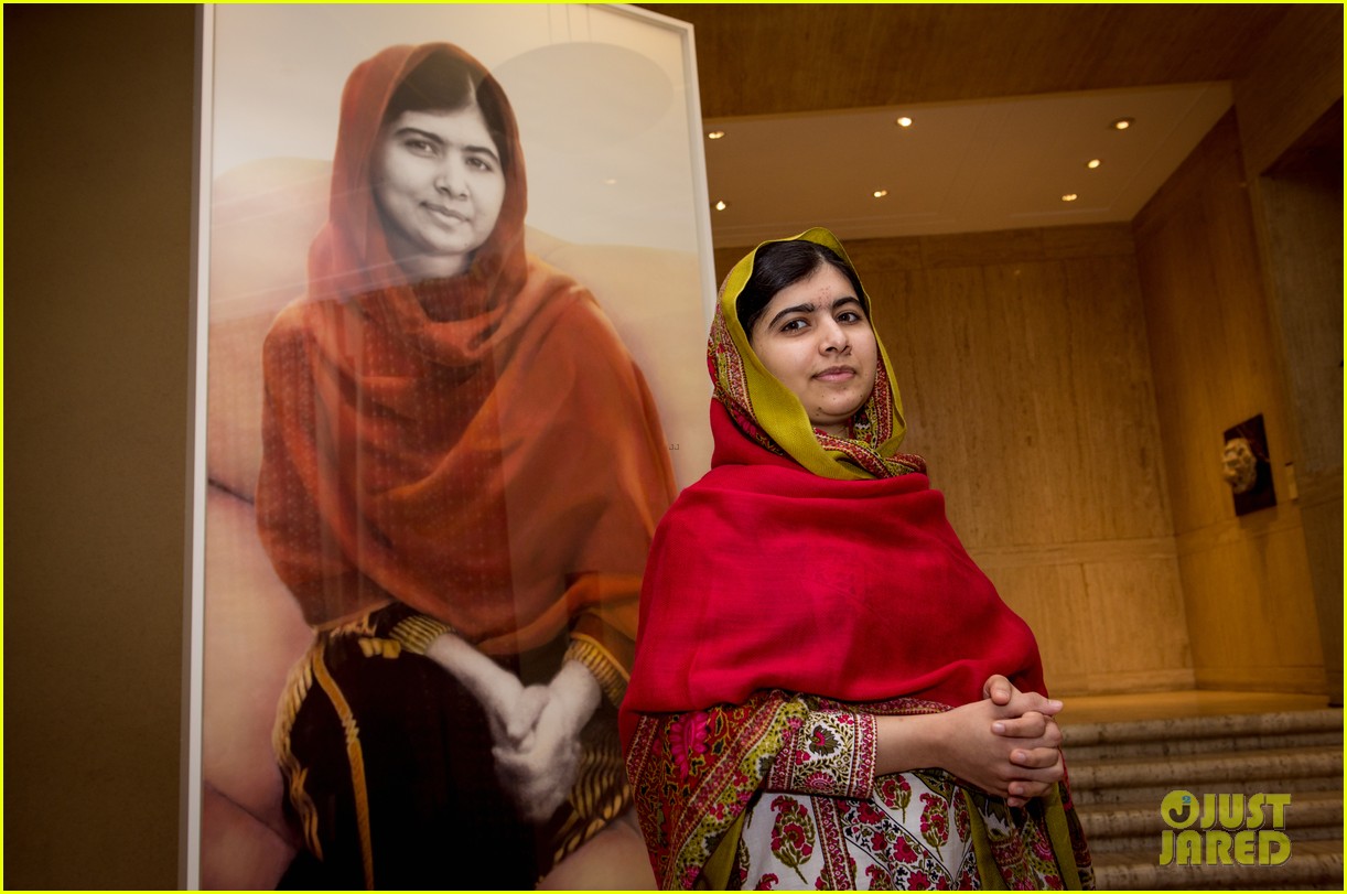 Malala Yousafzai Unveils Official Portrait in England | Photo 899725 ... Malala Yousafzai Unveils Official Portrait in England | Photo 899725 ...