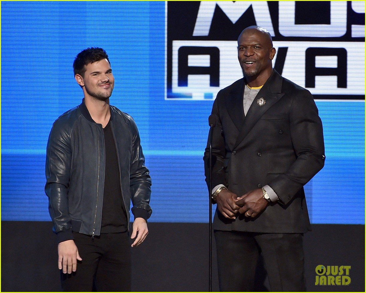 Chloe Moretz Presents at AMAs 2015 with '5th Wave' Co-star Nick ...