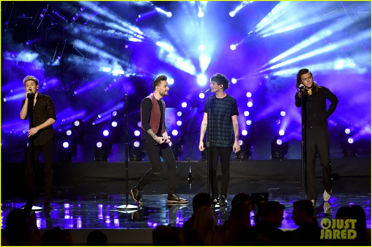 One Direction Takes the Stage for AMAs 2015 Performance - Watch Now ...