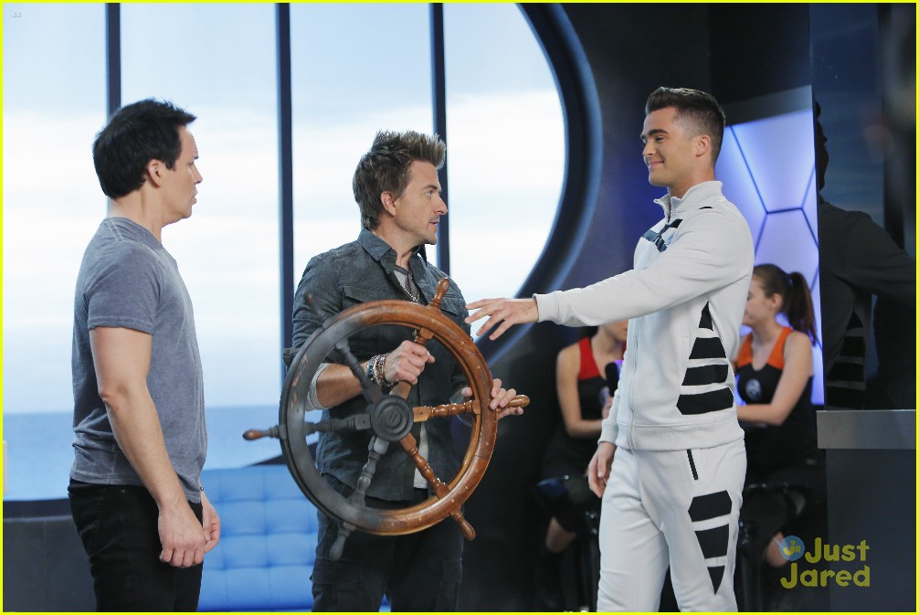 Leo Leaves The Bionic Island On 'Lab Rats' Tonight - See A Sneak Peek ...
