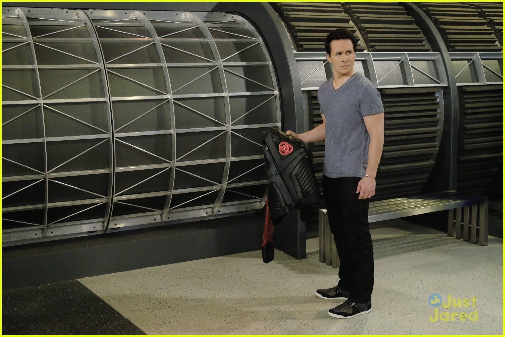 Leo Leaves The Bionic Island On 'Lab Rats' Tonight - See A Sneak Peek ...