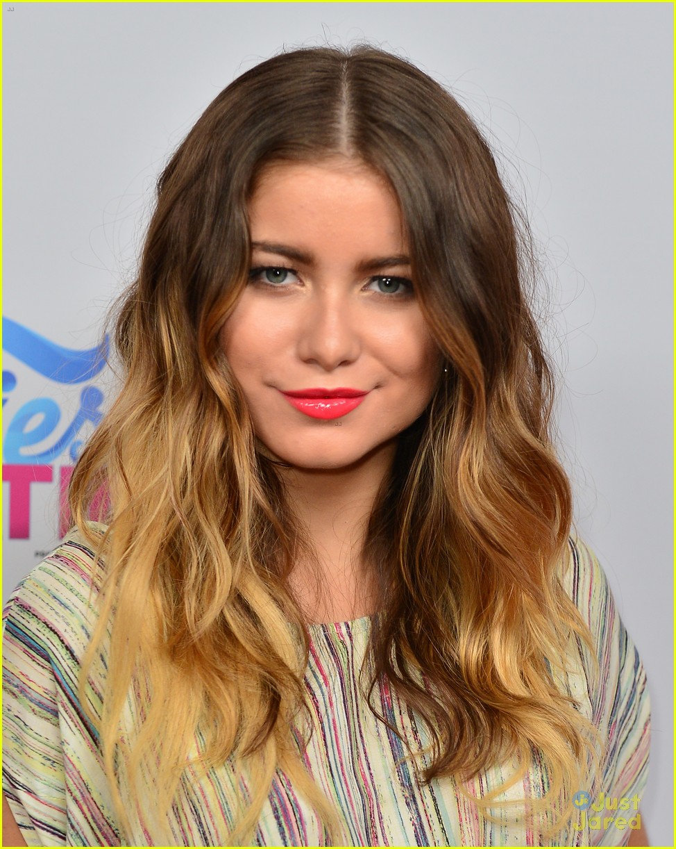 Sofia Reyes Goes Colorful for iHeartRadio Fiesta Latina 2015 | Photo ...
