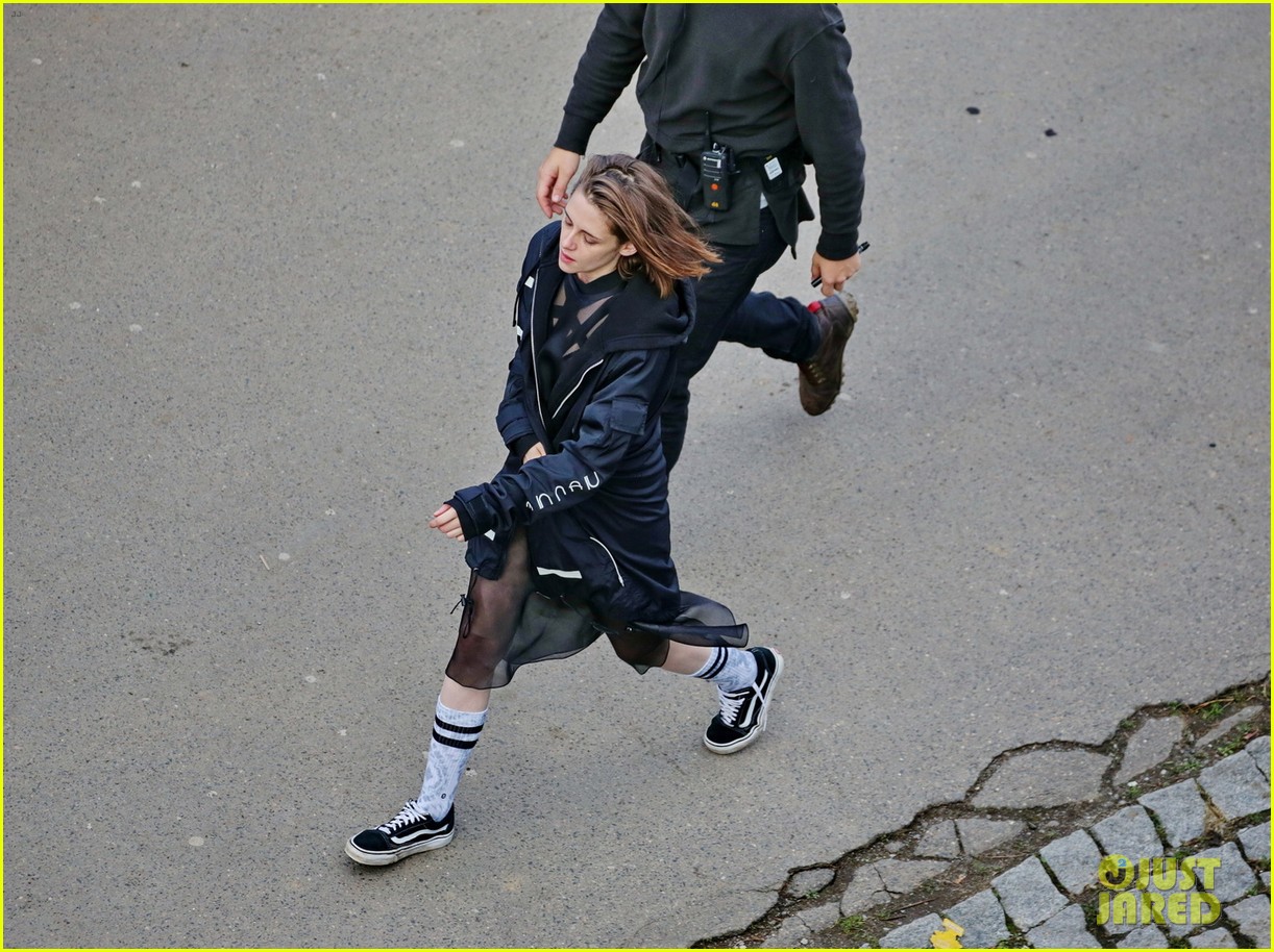 Kristen Stewart Rocks Fierce Eyebrows While Playing Coco Chanel | Photo ...