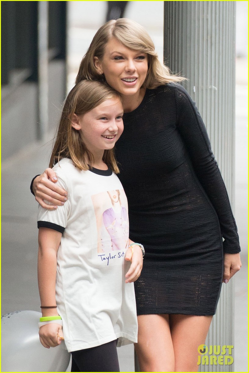 Taylor Swift Stops to Pose With Australian Fan! | Photo 899697 - Photo ...