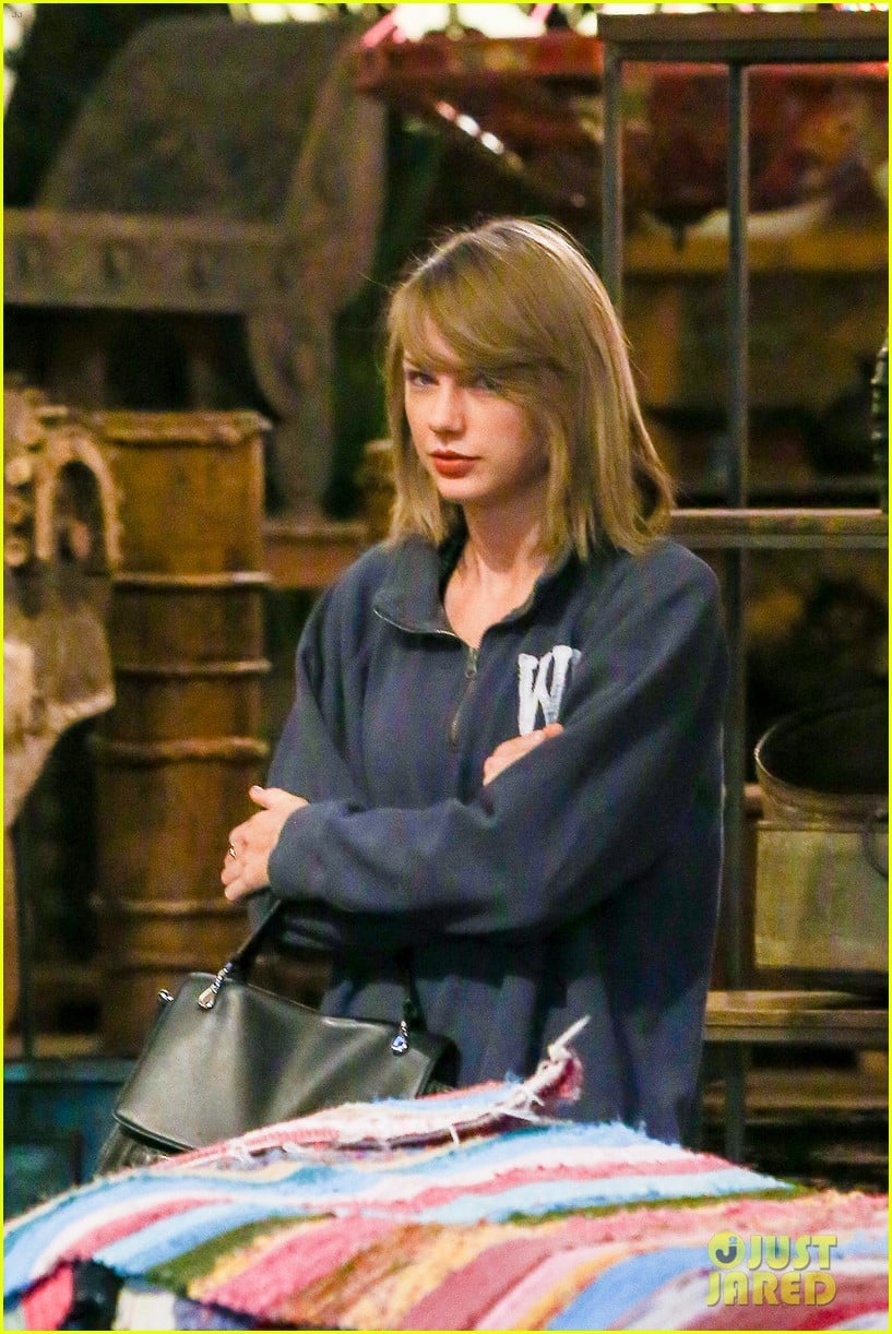 Taylor Swift Has the 'Bad Blood' Squad Over Her House to Collect Their ...