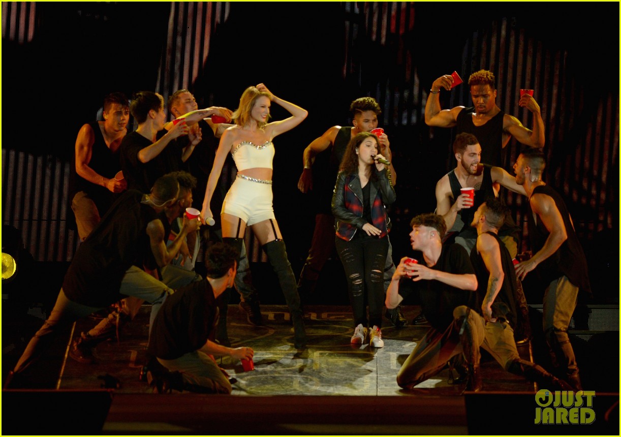 Taylor Swift Dresses as Olaf While Singing 'Let It Go' With Idina ...