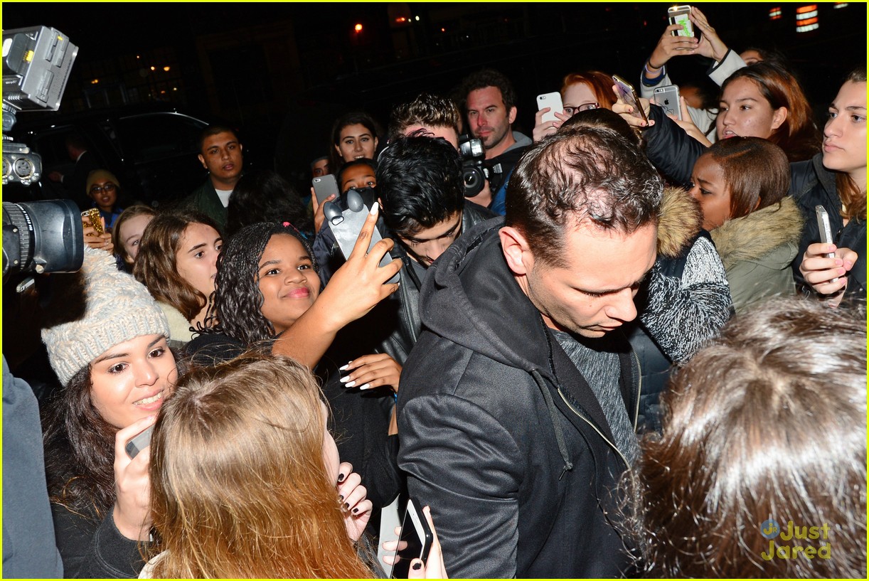 Zayn Malik Meets Fans In New York City Just As One Direction Is Set To ...