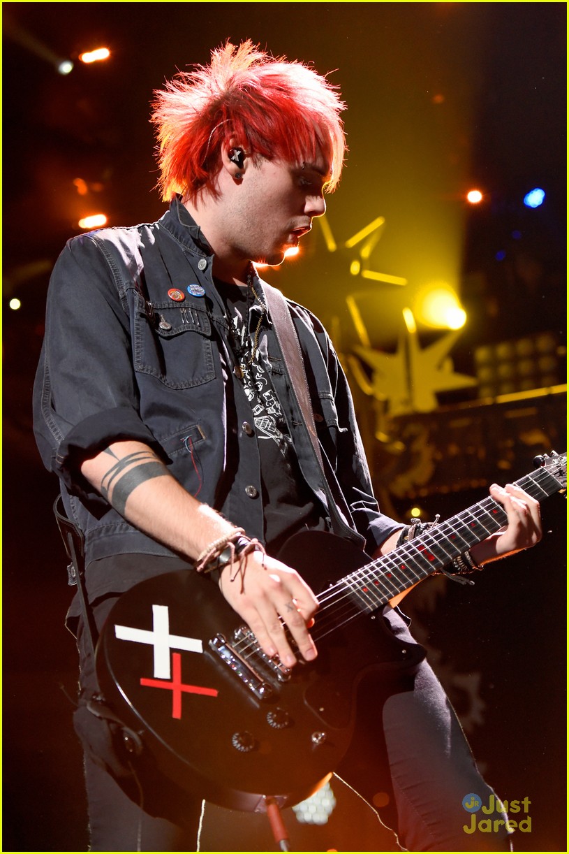 One Direction & 5 Seconds of Summer Get The Party Started At Jingle ...