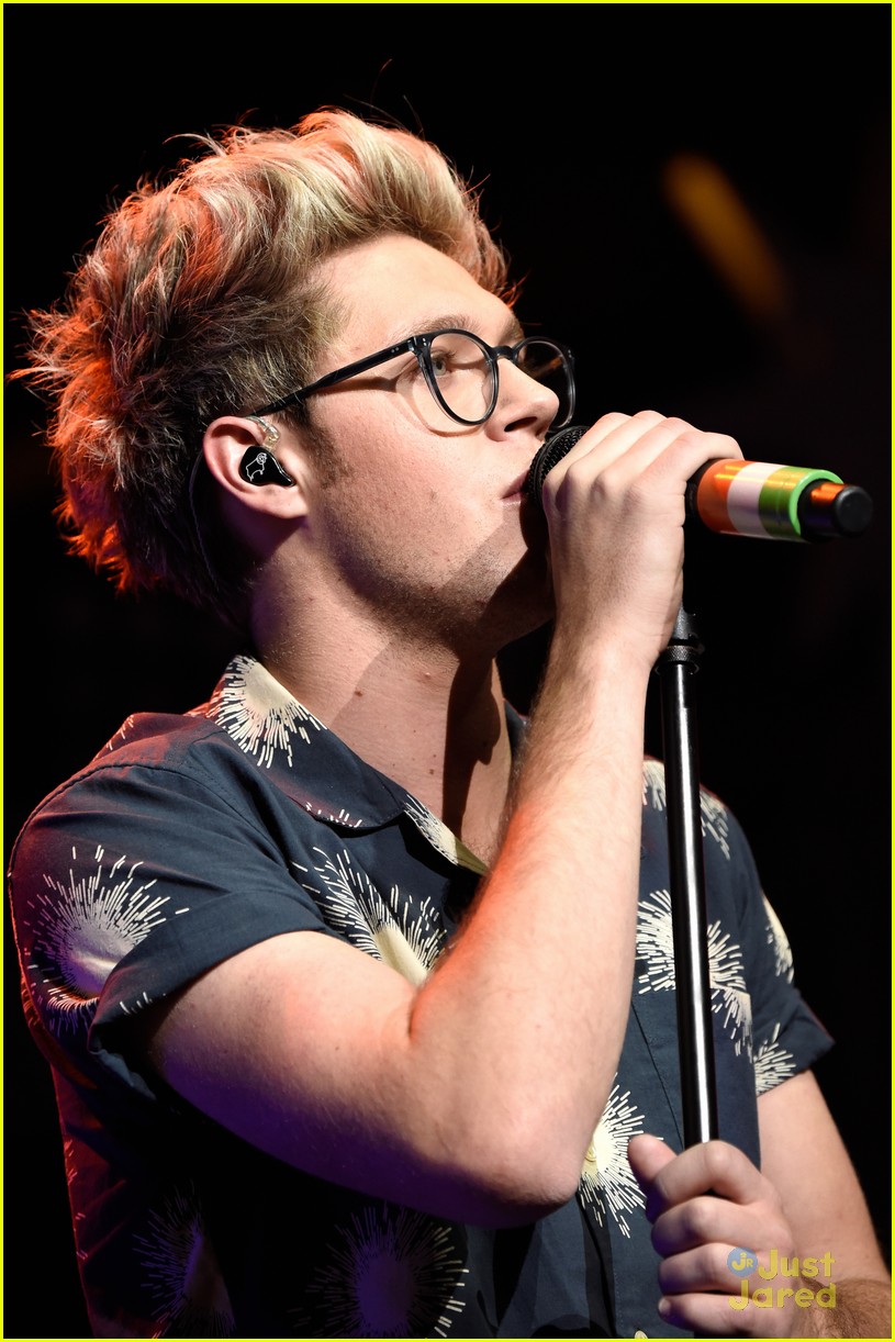 One Direction & 5 Seconds of Summer Get The Party Started At Jingle ...