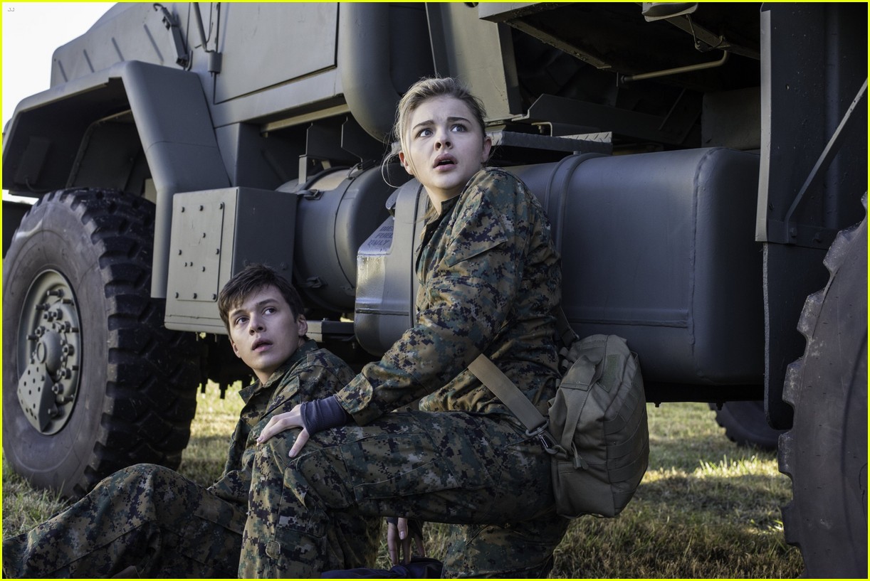 Chloe Moretz & Alex Roe Connect in This 'Fifth Wave' Exclusive Clip ...