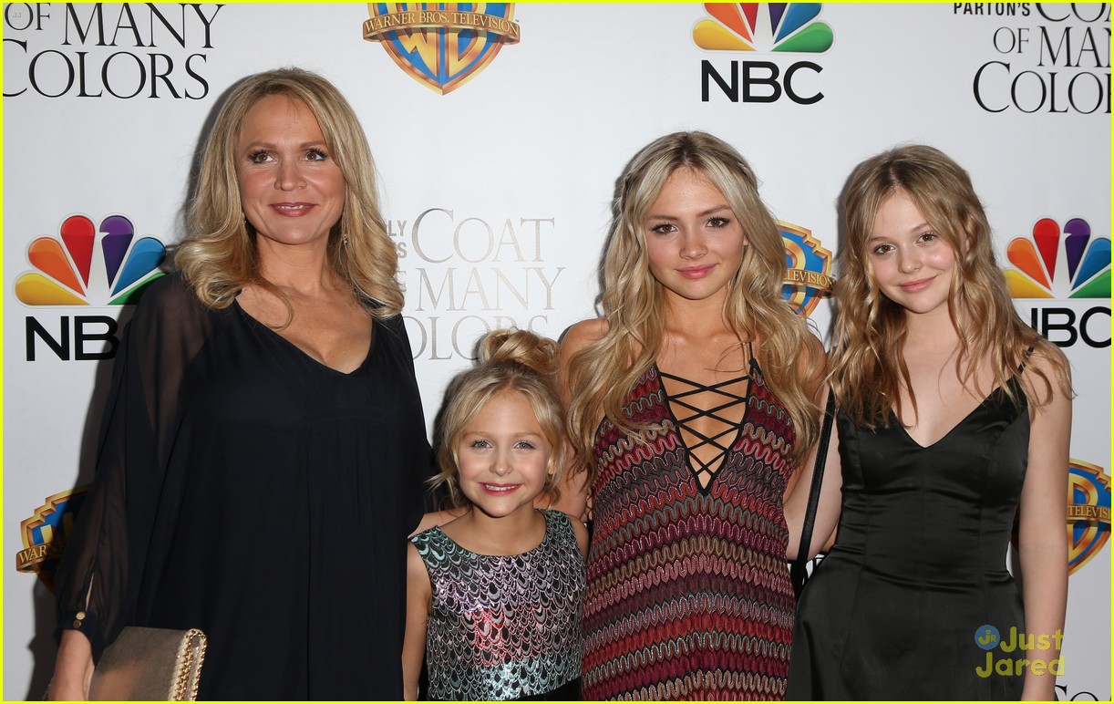 Alyvia Alyn Lind Gets Support From Family at 'Coat Of Many Colors ...