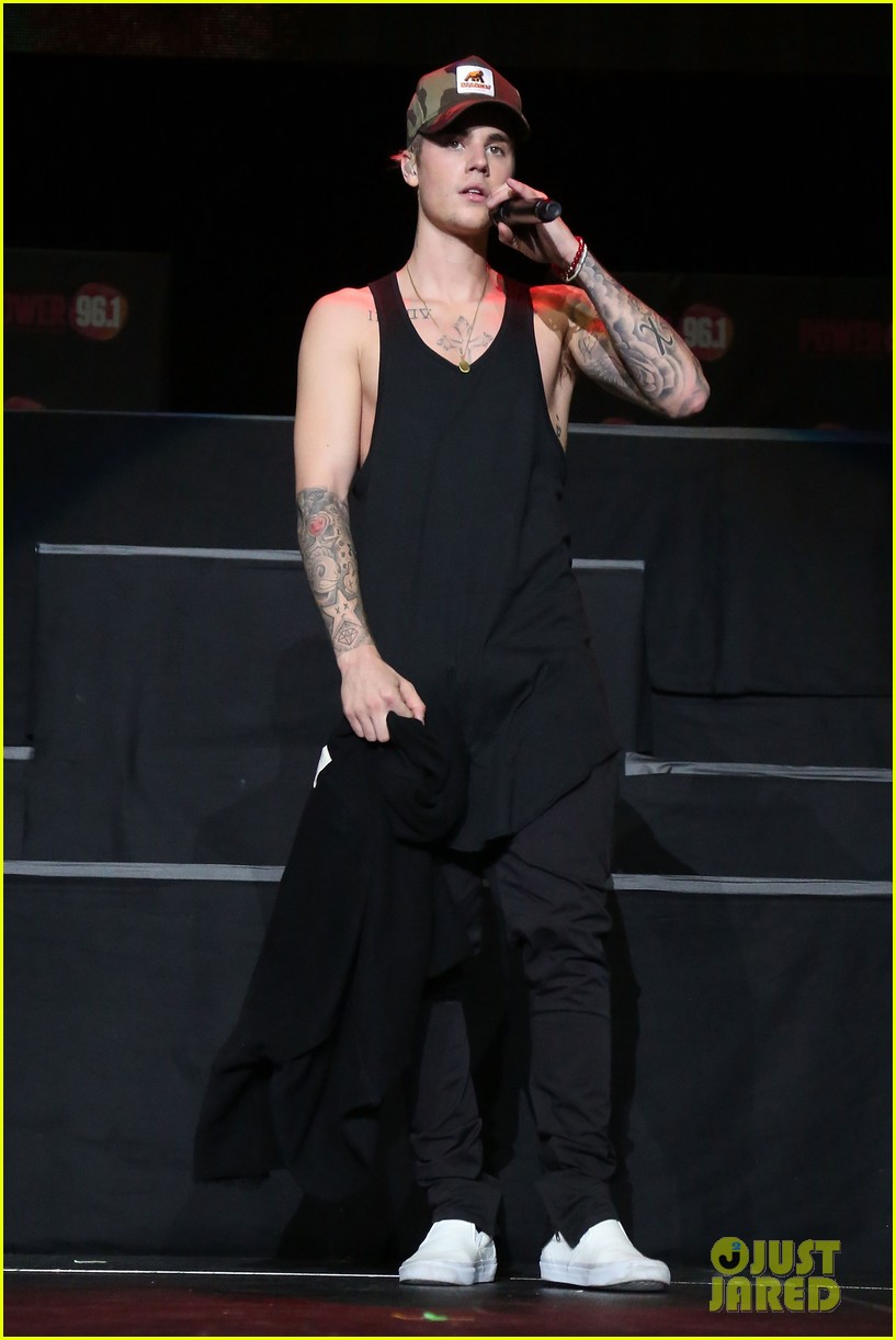 Justin Bieber Shows Off His New Gold Tooth | Photo 907659 - Photo ...