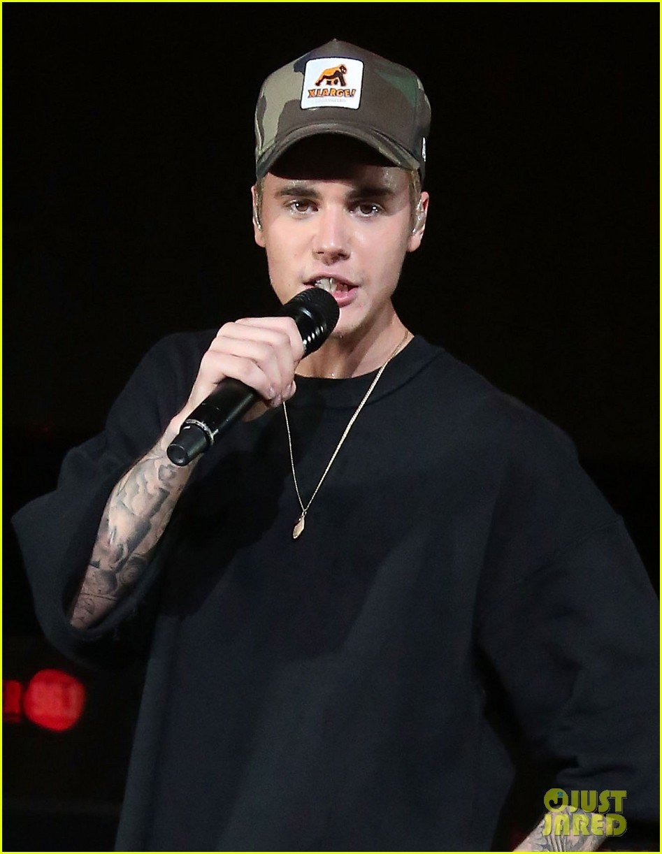 Justin Bieber Shows Off His New Gold Tooth | Photo 907660 - Photo ...