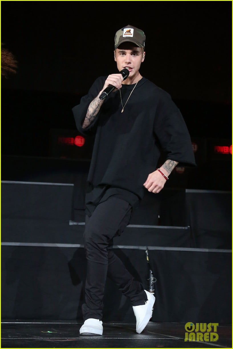 Justin Bieber Shows Off His New Gold Tooth | Photo 907662 - Photo ...