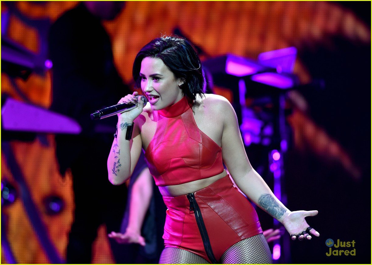 Demi Lovato Makes Dream Come True At Jingle Ball Dallas 2015 | Photo ...