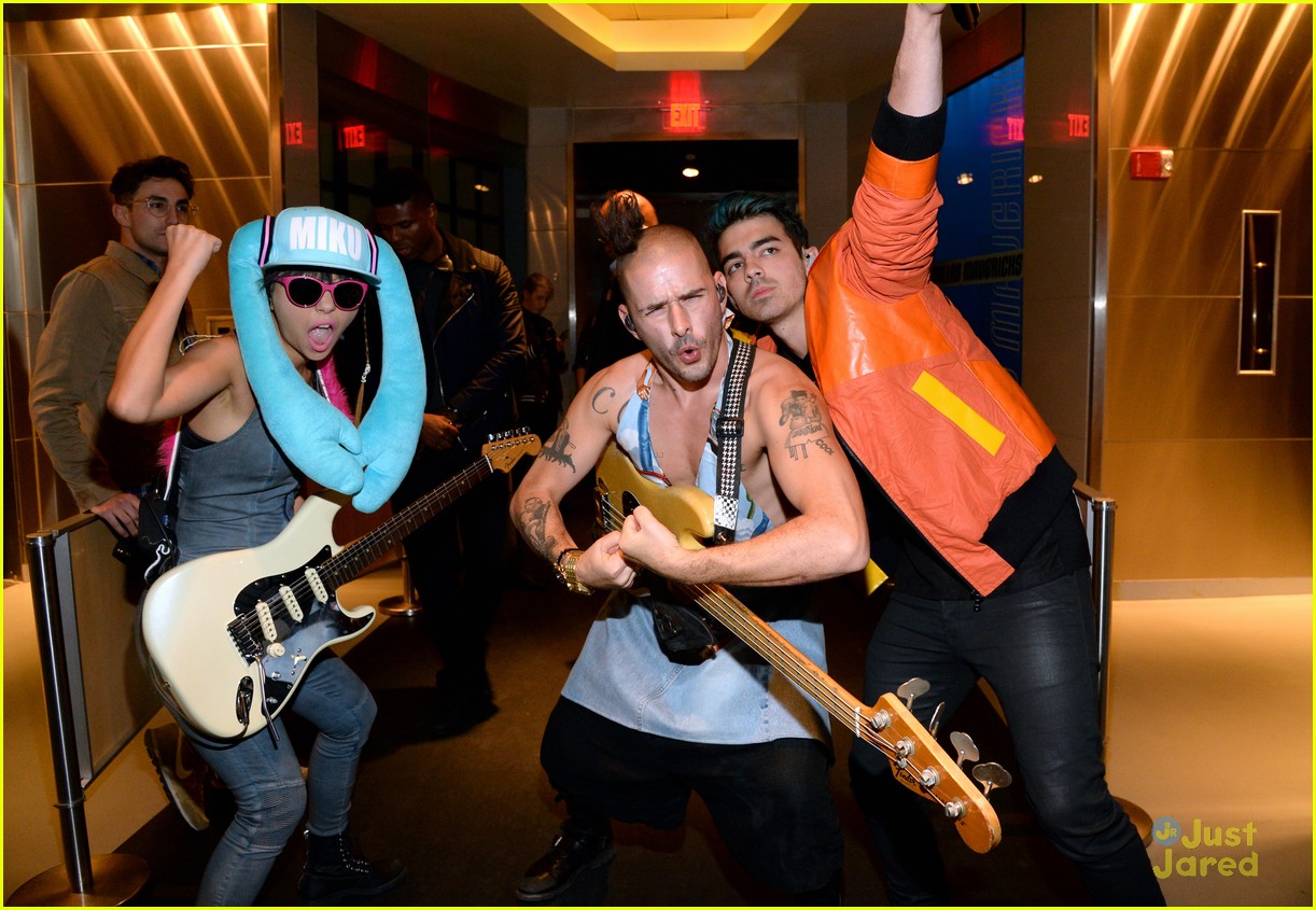 Demi Lovato Makes Dream Come True At Jingle Ball Dallas 2015 | Photo ...