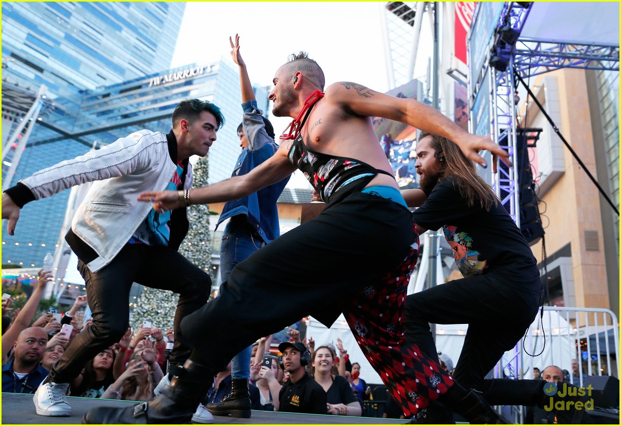 DNCE Gifts Selena Gomez With A Christmas Stocking At Jingle Ball LA ...