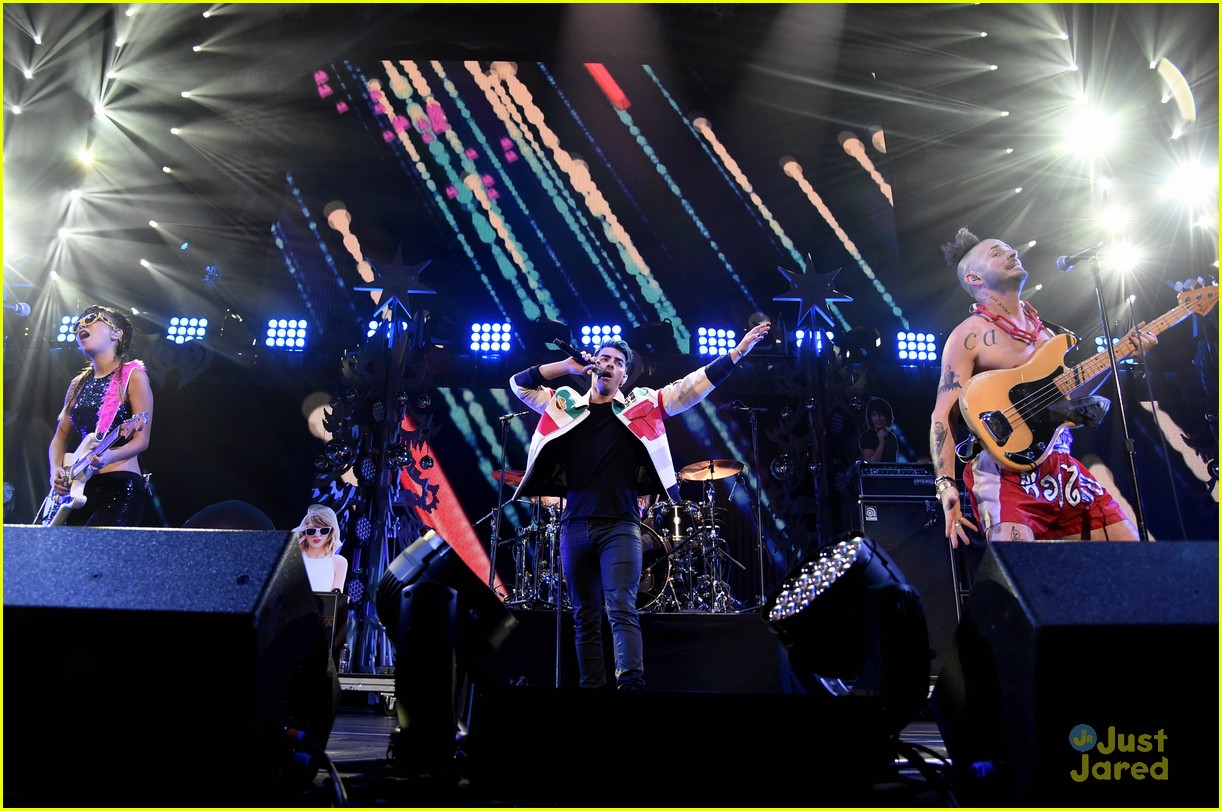 DNCE Gifts Selena Gomez With A Christmas Stocking At Jingle Ball LA ...