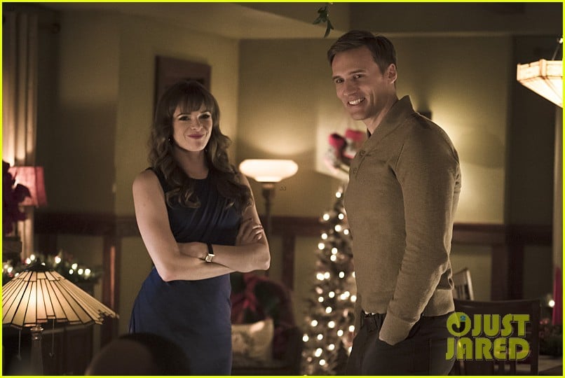 Barry Tries to Save Christmas for Central City on Tonight's 'The Flash ...