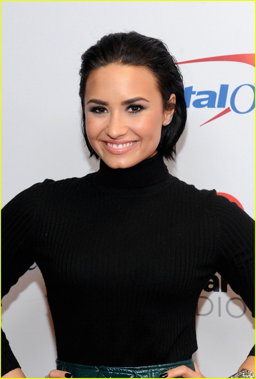 Selena Gomez Performs With Zedd for the First Time at Z100's Jingle ...