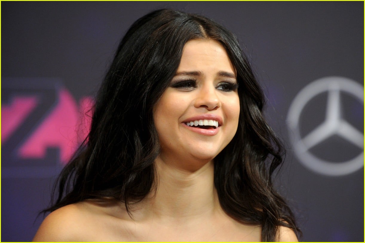 Selena Gomez Performs With Zedd for the First Time at Z100's Jingle ...