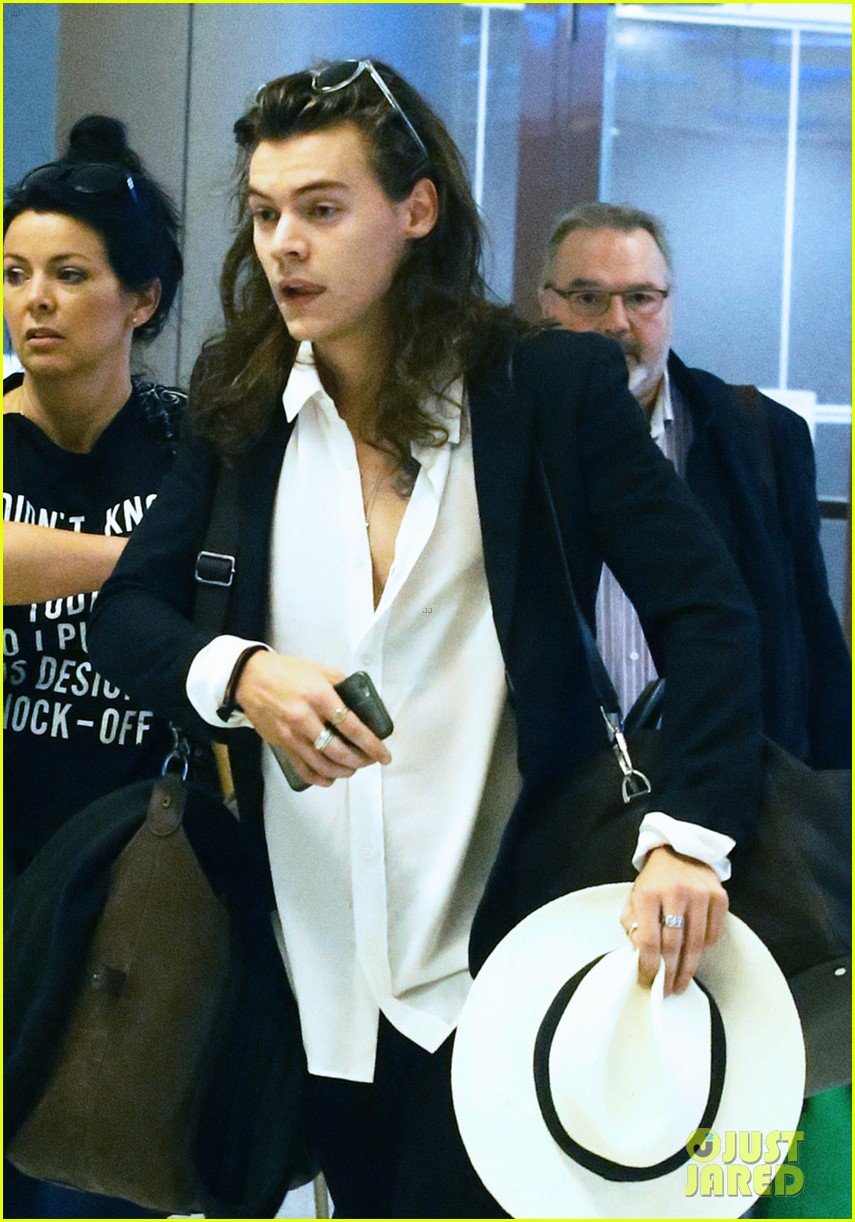 Harry Styles Arrives in Miami for Holiday Vacation With His Mom ...