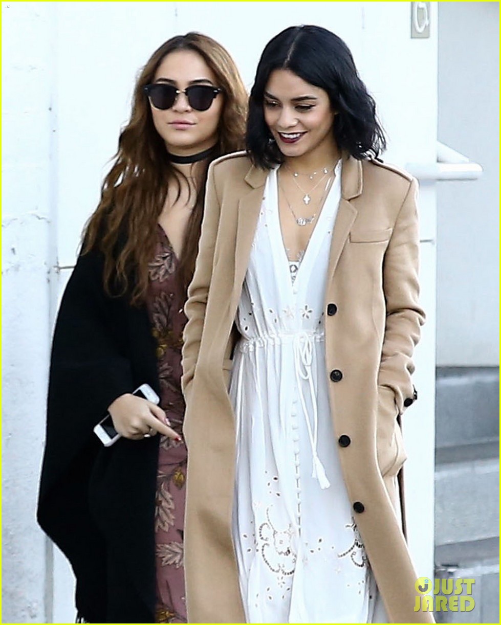 Full Sized Photo Of Vanessa Hudgens Austin Butler Disneyland Christmas full-sized-photo-of-vanessa-hudgens-austin-butler-disneyland-christmas