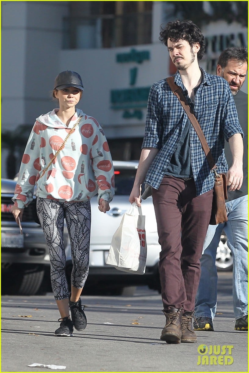 Sarah Hyland Made Brother Ian Put The Christmas Star On Her 9 Foot Tree ...